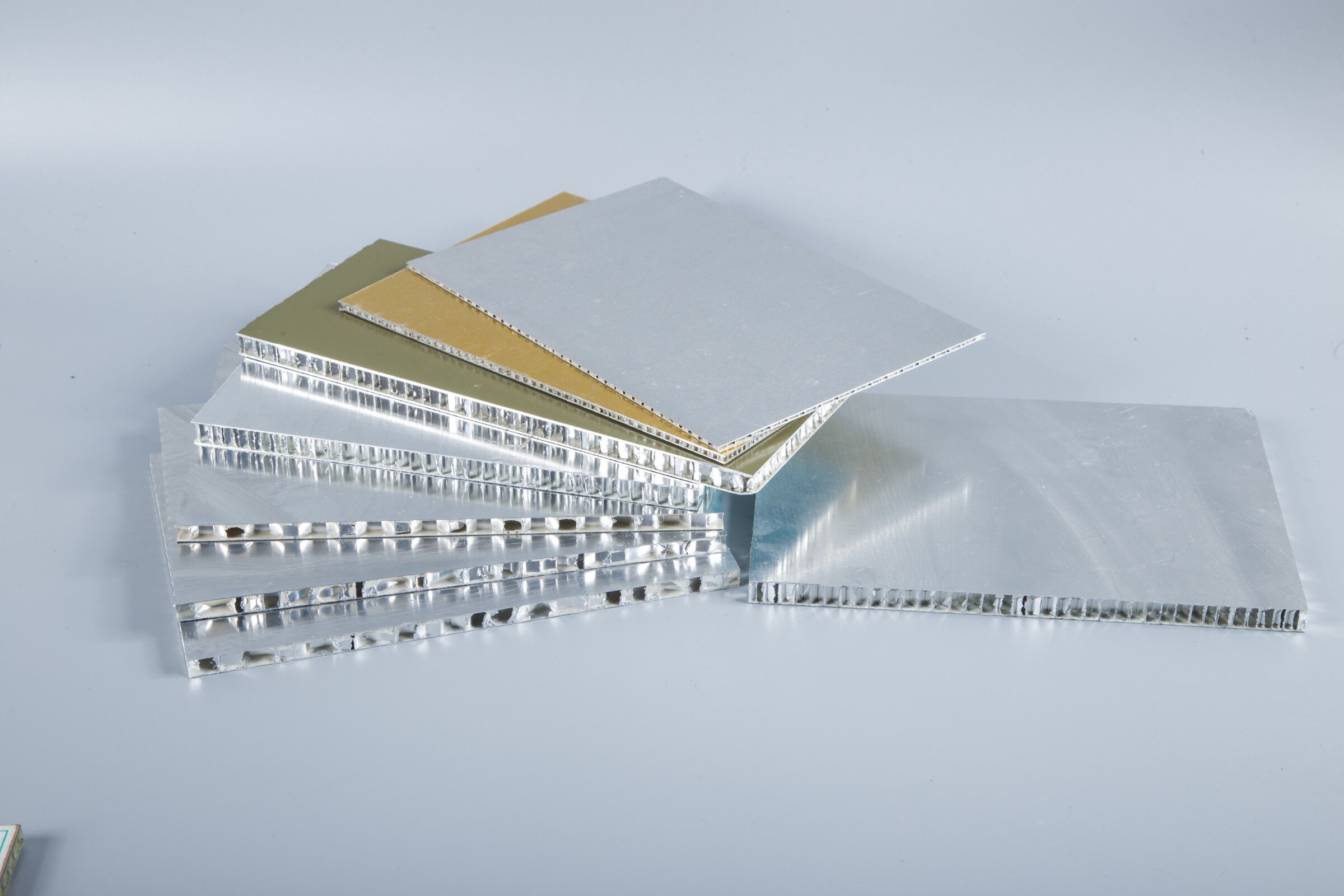 Standard Size 1220*2440mm Aluminum Honeycomb Panels For Buildings